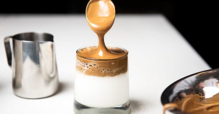 Dalgona Coffee: o café viral da quarentena que se faz com 4 ...